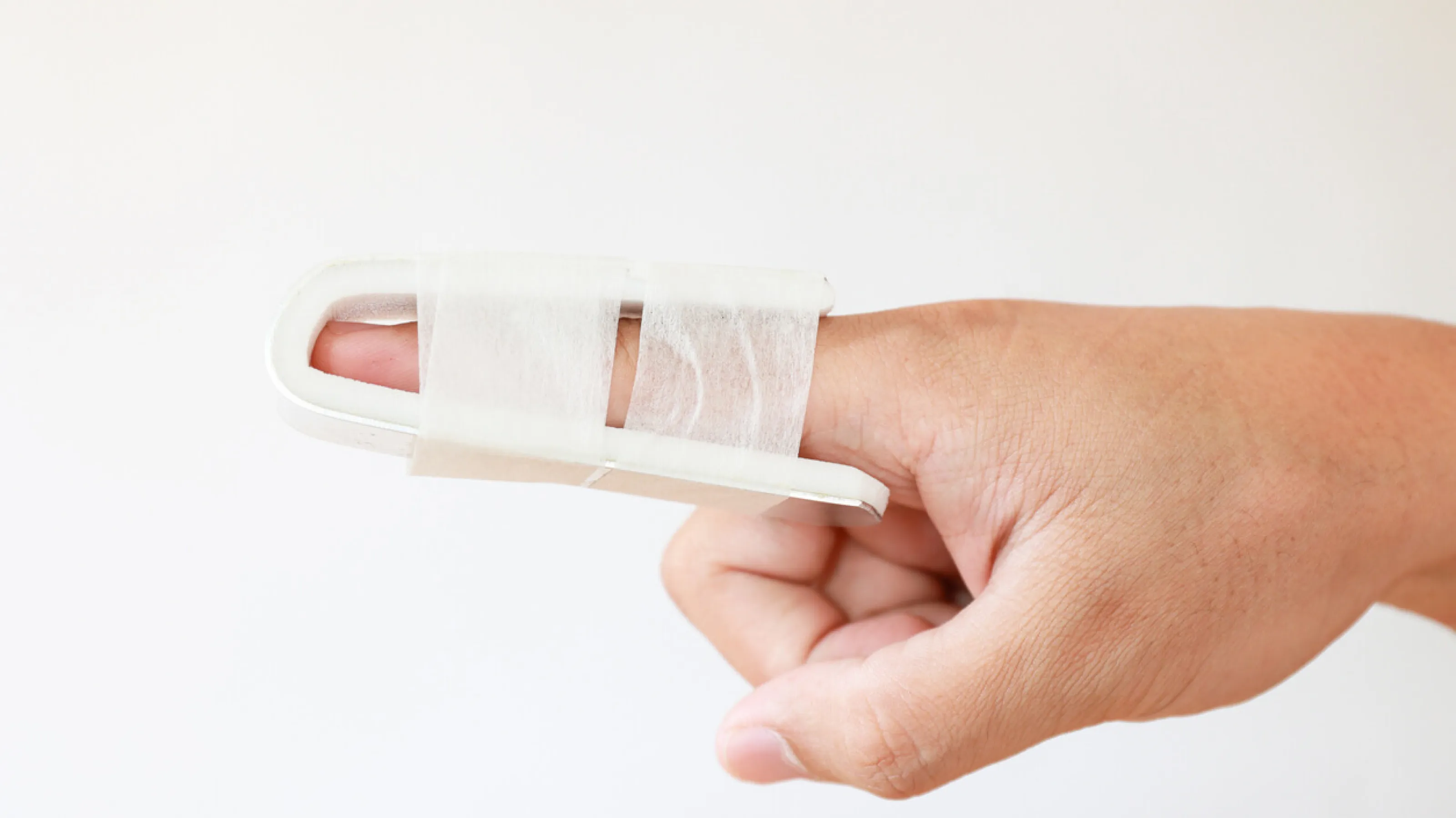 Dislocated Finger vs. Broken Finger: How to Tell the Difference ...